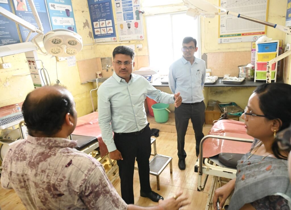 कलेक्टर ने लिया राजस्व शिविरों का जायजा,अस्पतालों का किया औचक निरीक्षण